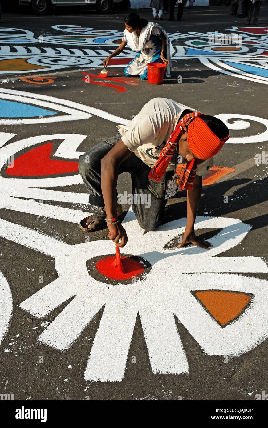 Students of the Institute of Fine Arts paint alpona (color designs) on ...
