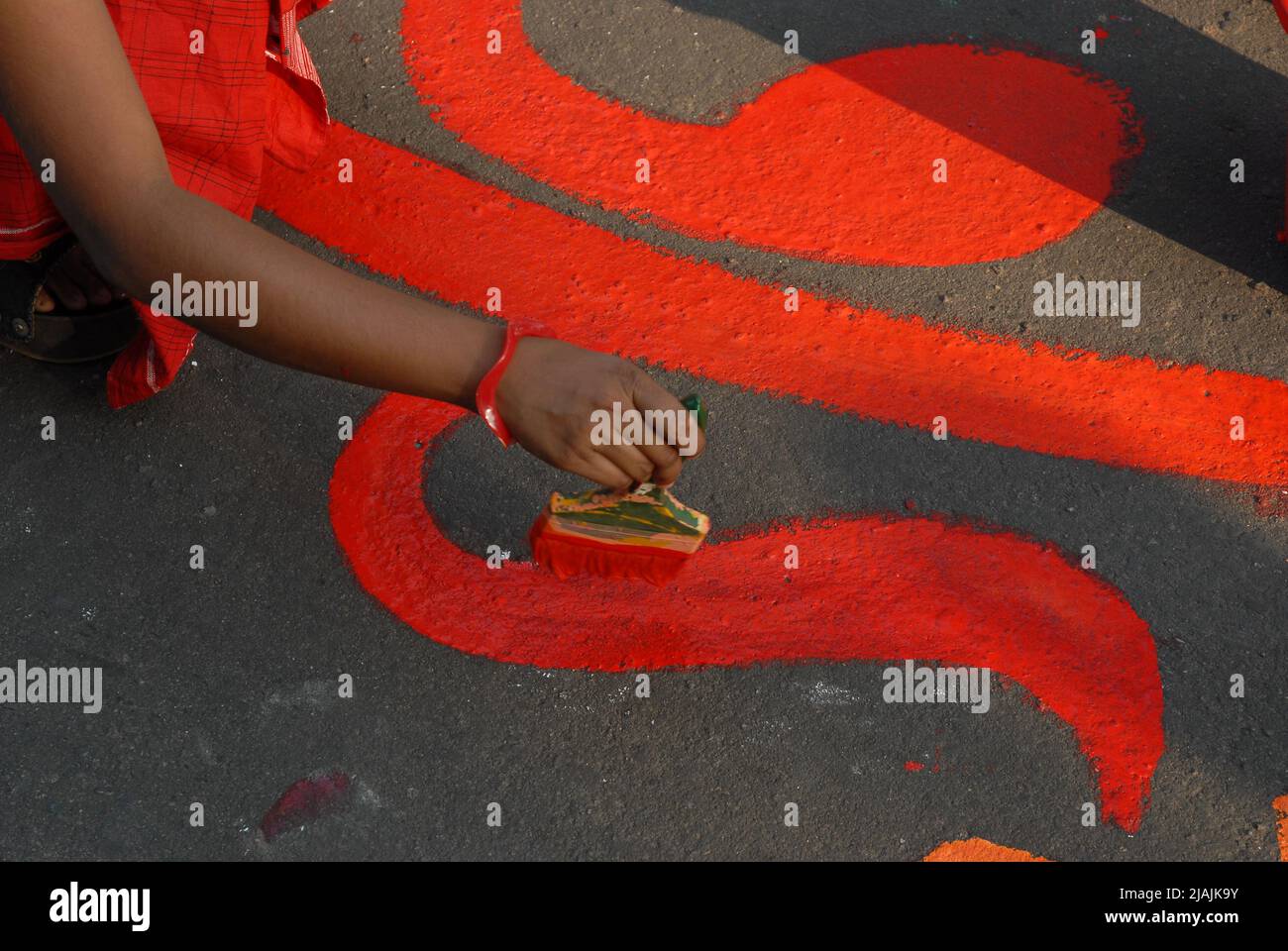 Students of the Institute of Fine Arts paint alpona (color designs) on ...