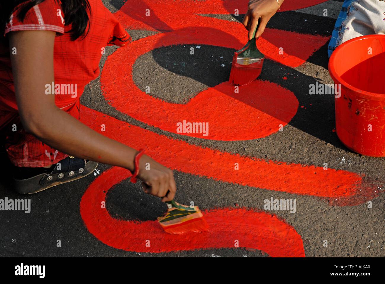 Students of the Institute of Fine Arts paint alpona (color designs) on ...