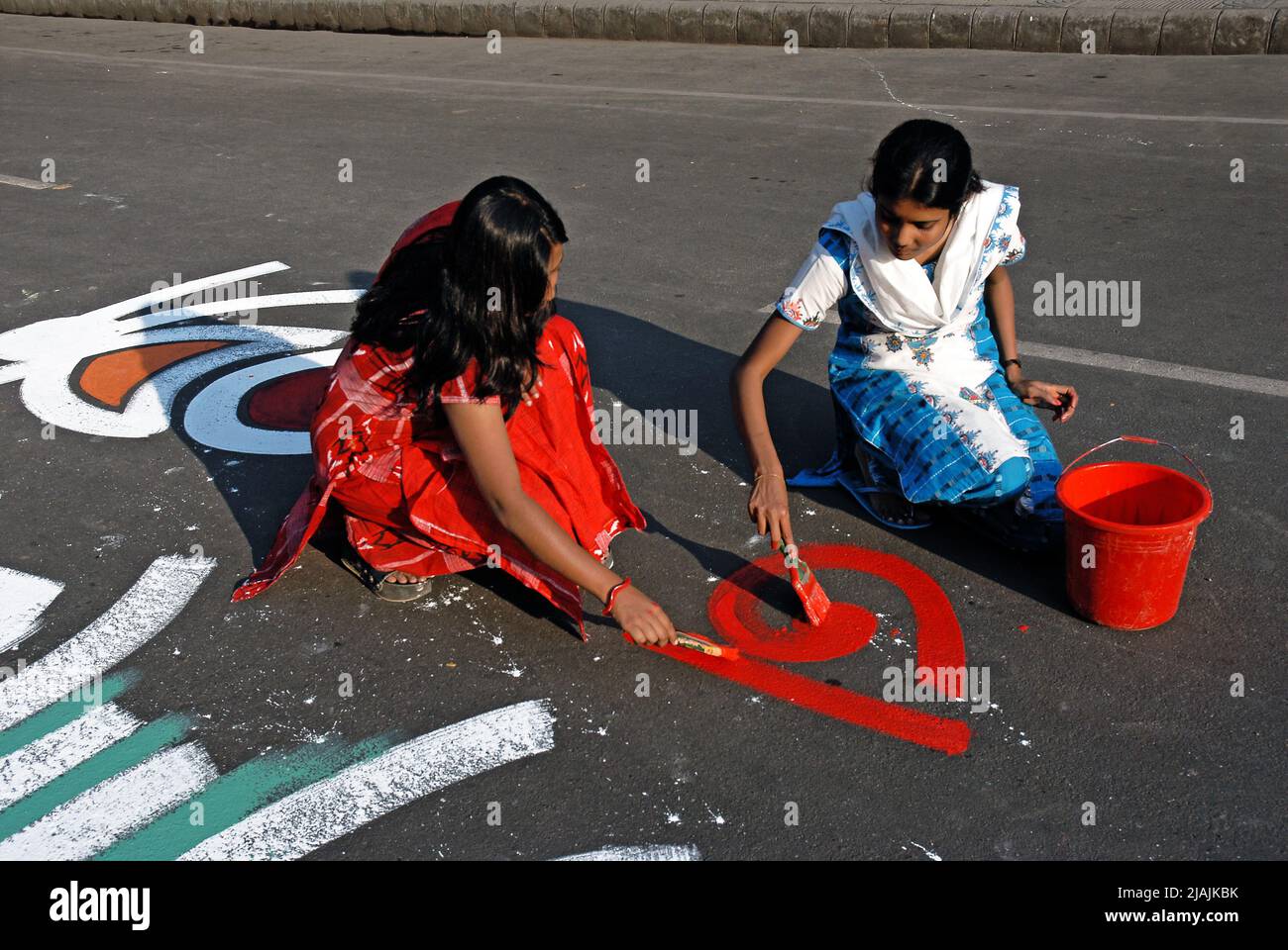 Students of the Institute of Fine Arts paint alpona (color designs) on ...