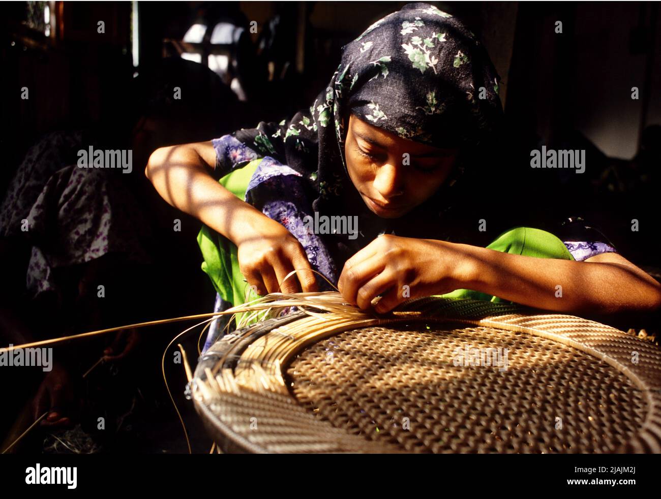 Rural woman weaving hi-res stock photography and images - Alamy