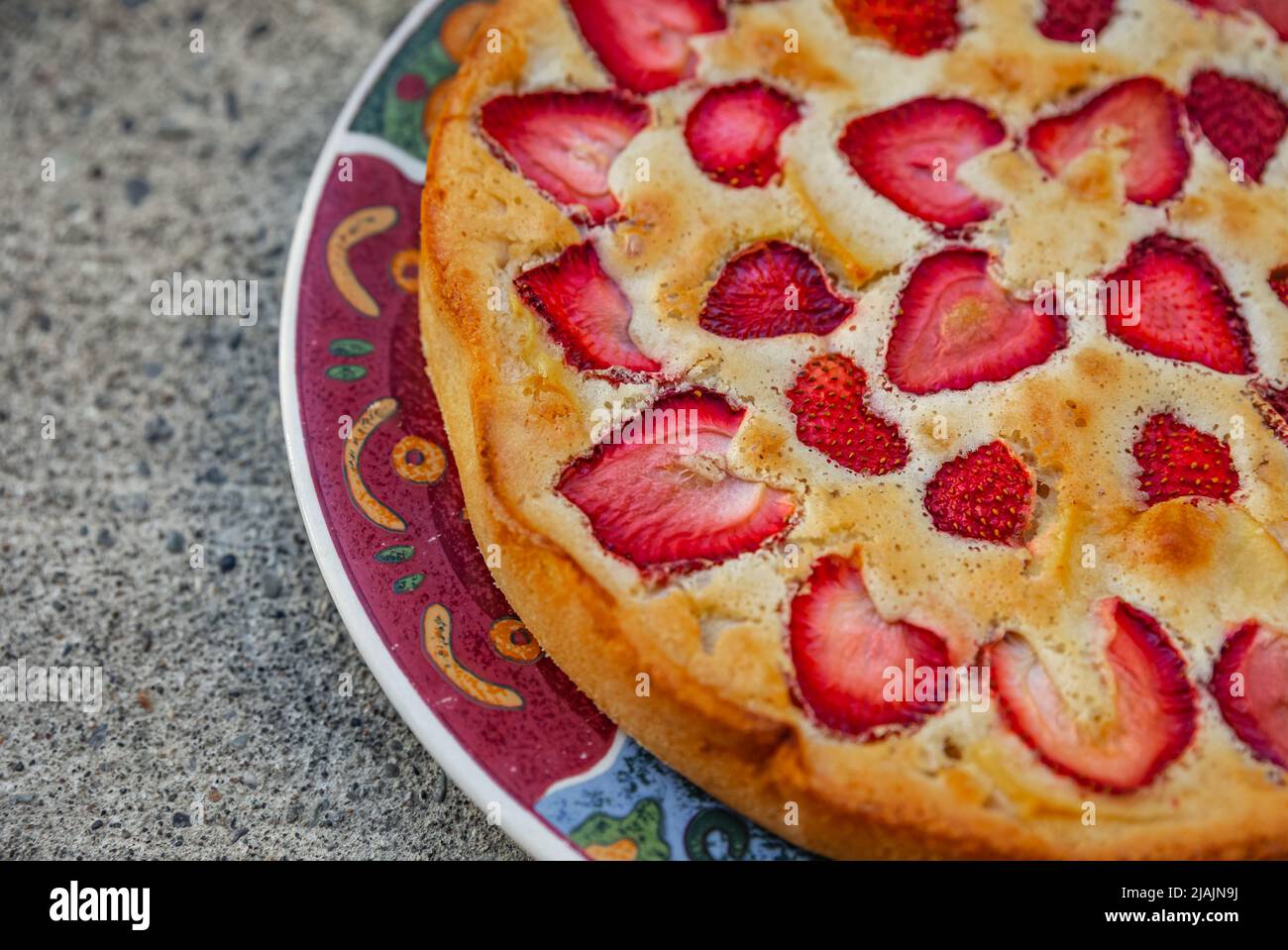 Homemade strawberry cake on a colorful plate Stock Photo - Alamy