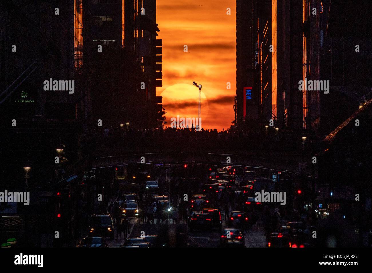 The Manhattanhenge sun set as seen from East 42nd Street ...