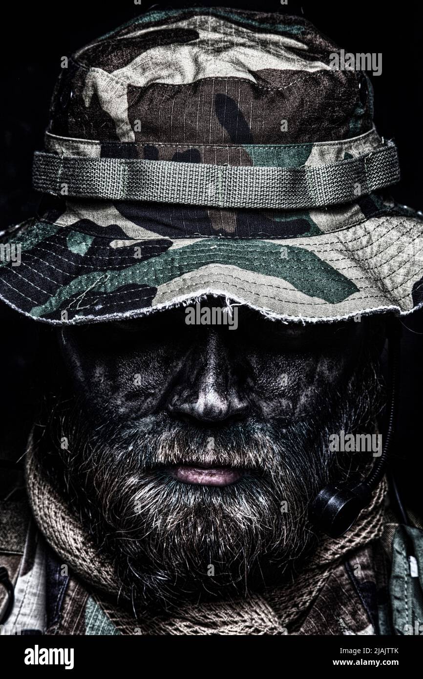 Camouflage soldier face hi-res stock photography and images - Alamy