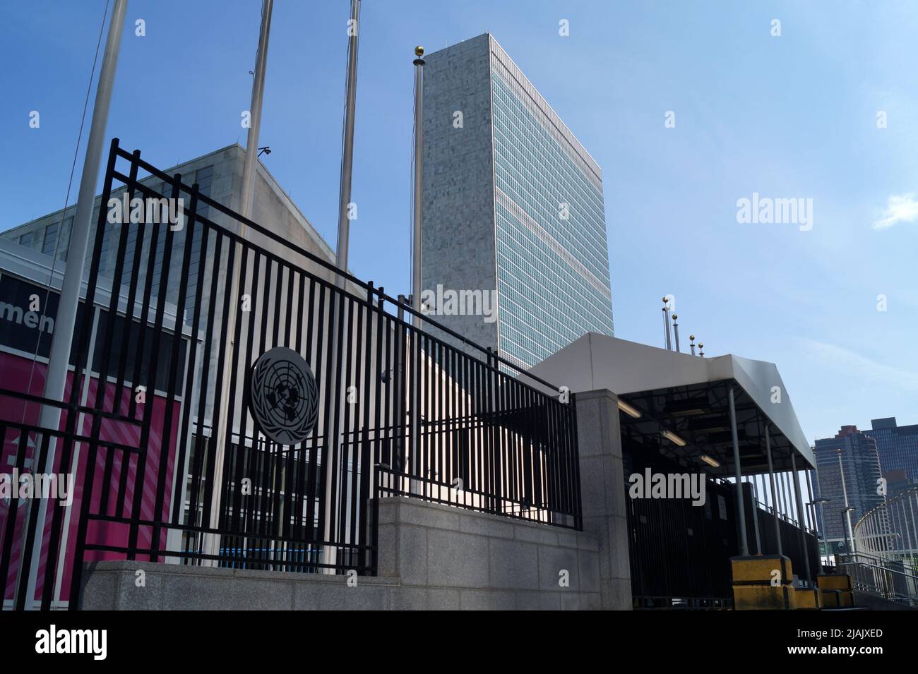 United Nations Building, entrance to the campus from United Nations ...