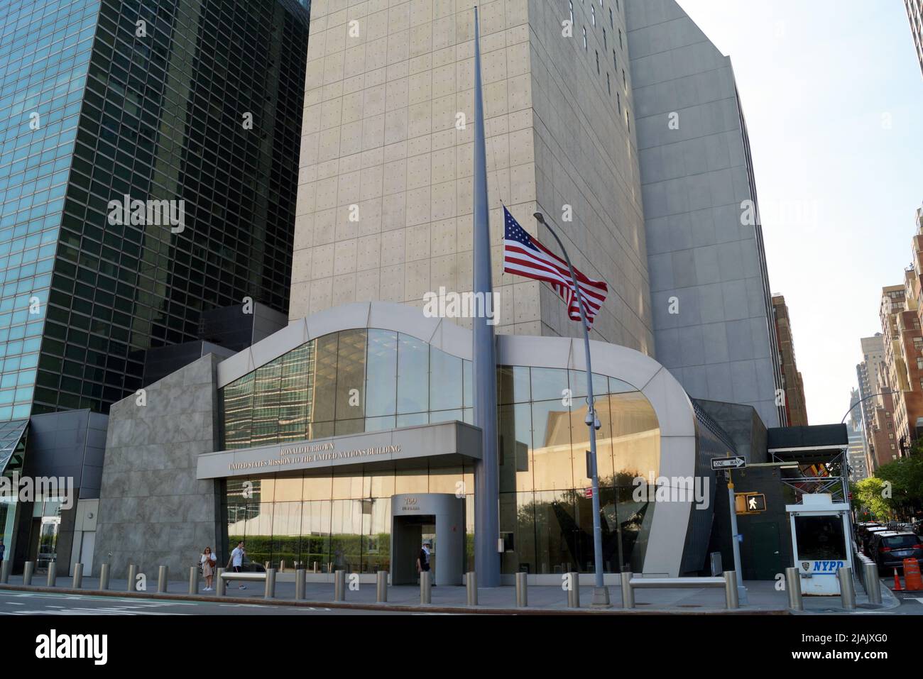 United nations building entrance hi-res stock photography and images ...