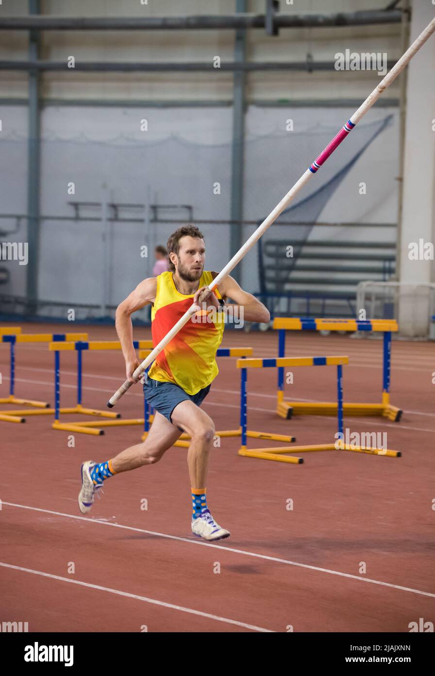 Pole vaulting man in yellow hi-res stock photography and images - Alamy