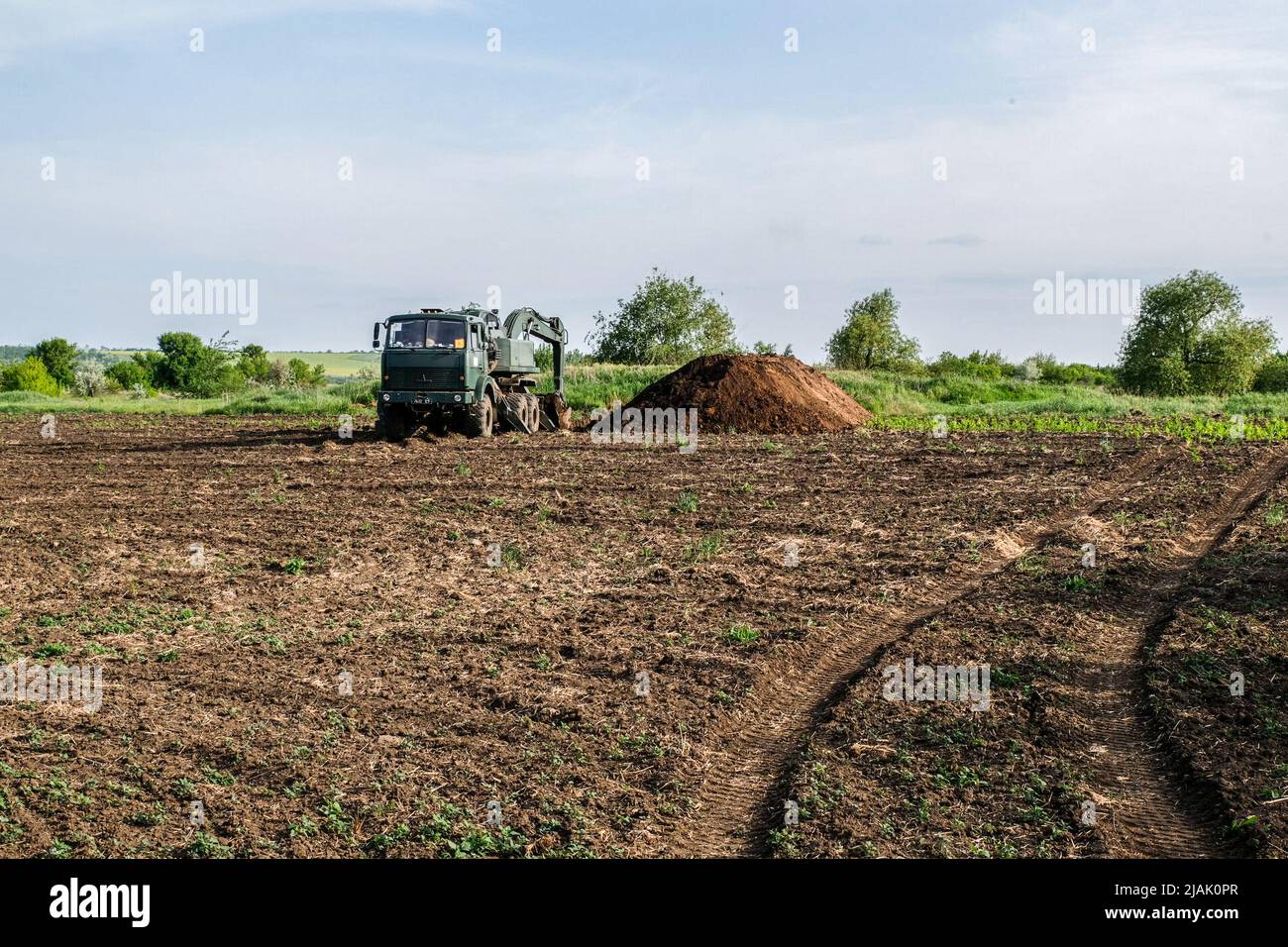Soledar, Ukraine. 30th May, 2022. Ukrainian army seen making trenches ...