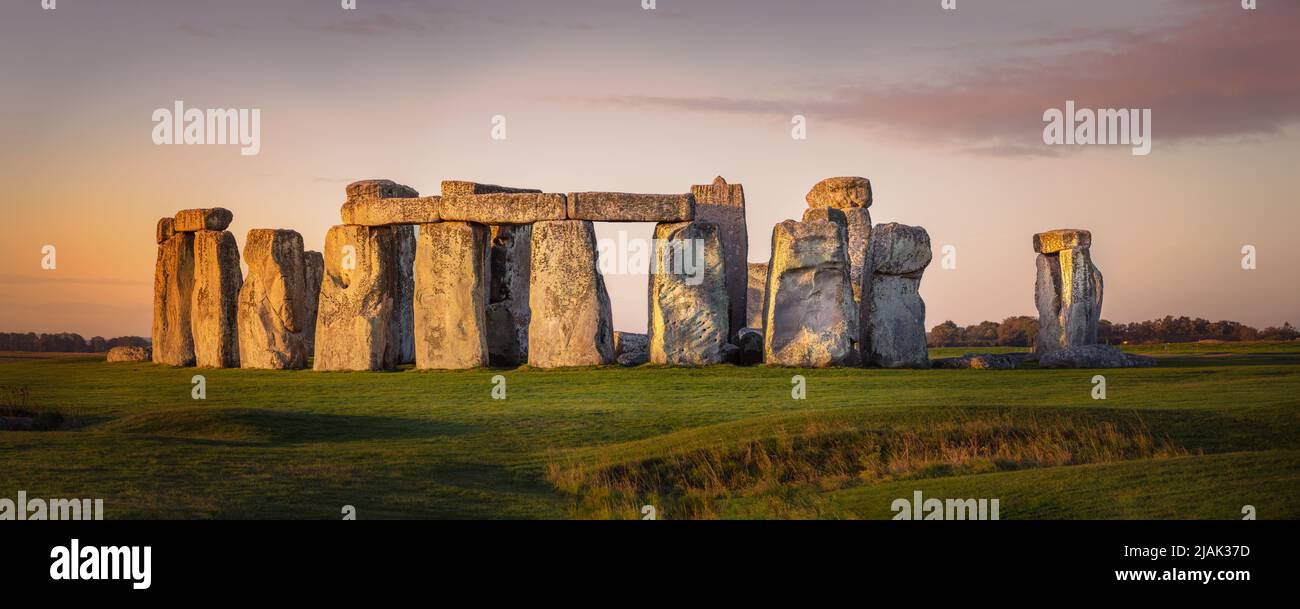 Beautiful panorama of Stonehenge during early morning. Sunrise glow ...