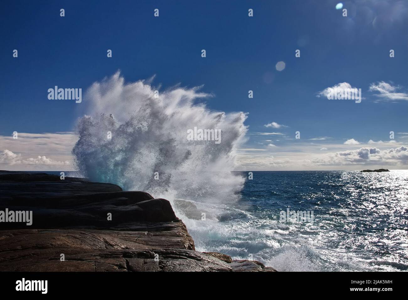 Rocks sea splash hi-res stock photography and images - Alamy