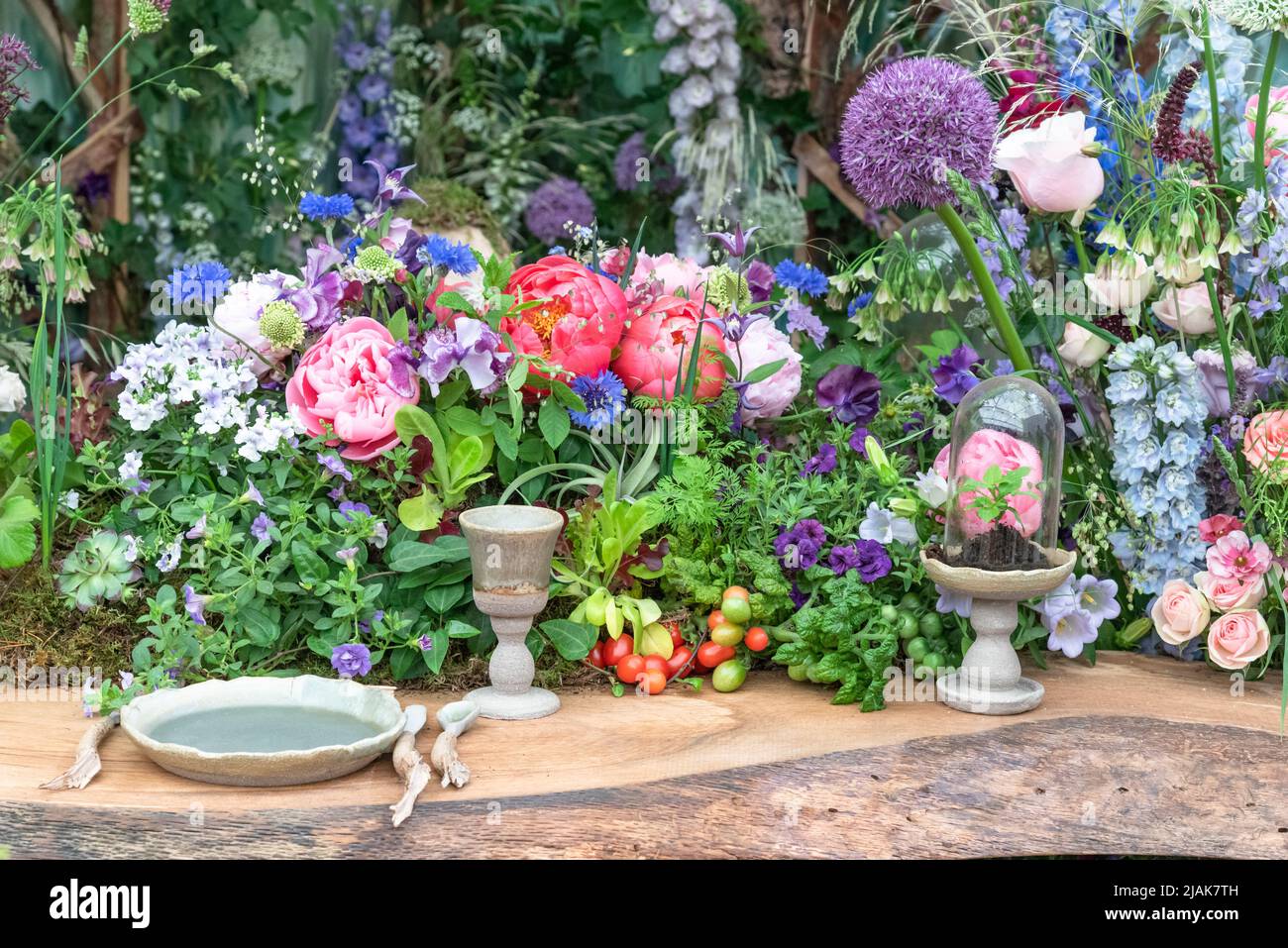 Table floral decoration hi-res stock photography and images - Alamy