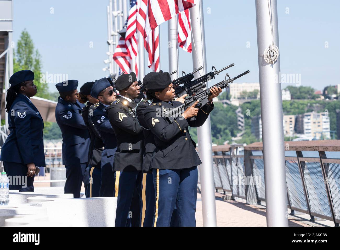 Us navy soldier salute memorial hi-res stock photography and images - Alamy