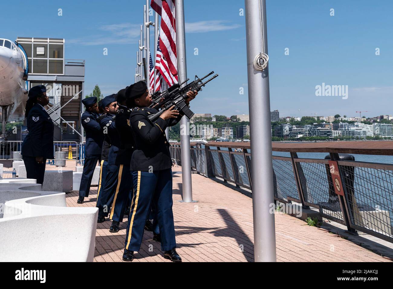 Us navy soldier salute memorial hi-res stock photography and images - Alamy
