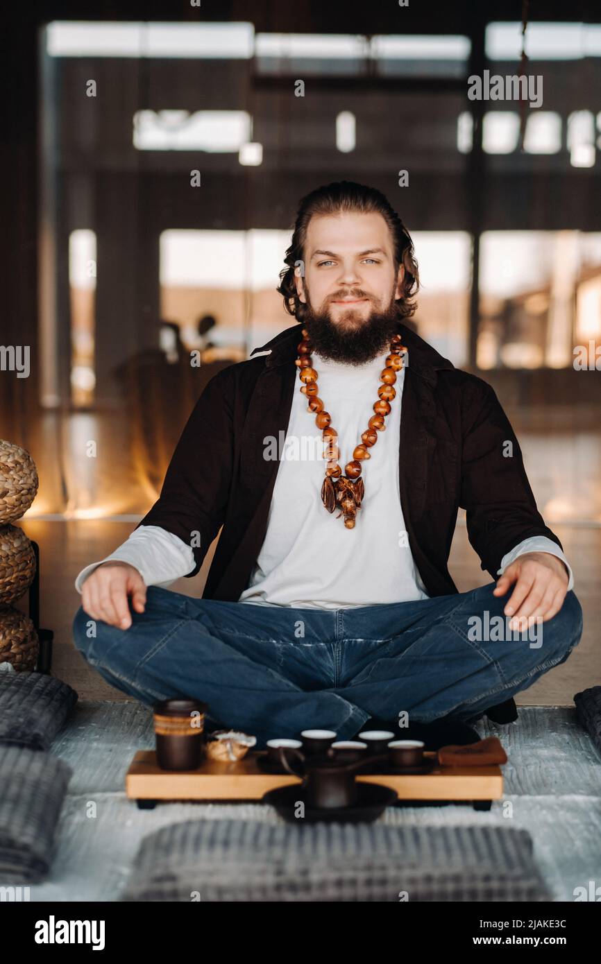 Master man holding tea ceremony hi-res stock photography and images - Alamy