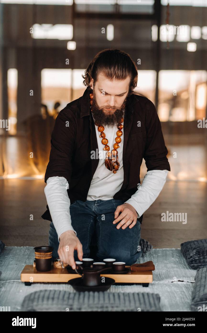 The tea master is preparing to hold a tea ceremony in the interior ...