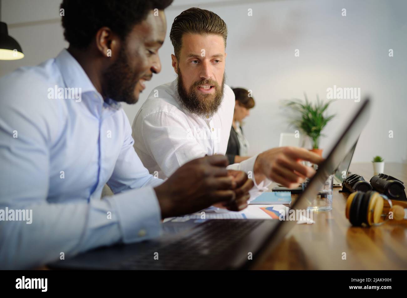 Businessmen work hi-res stock photography and images - Alamy