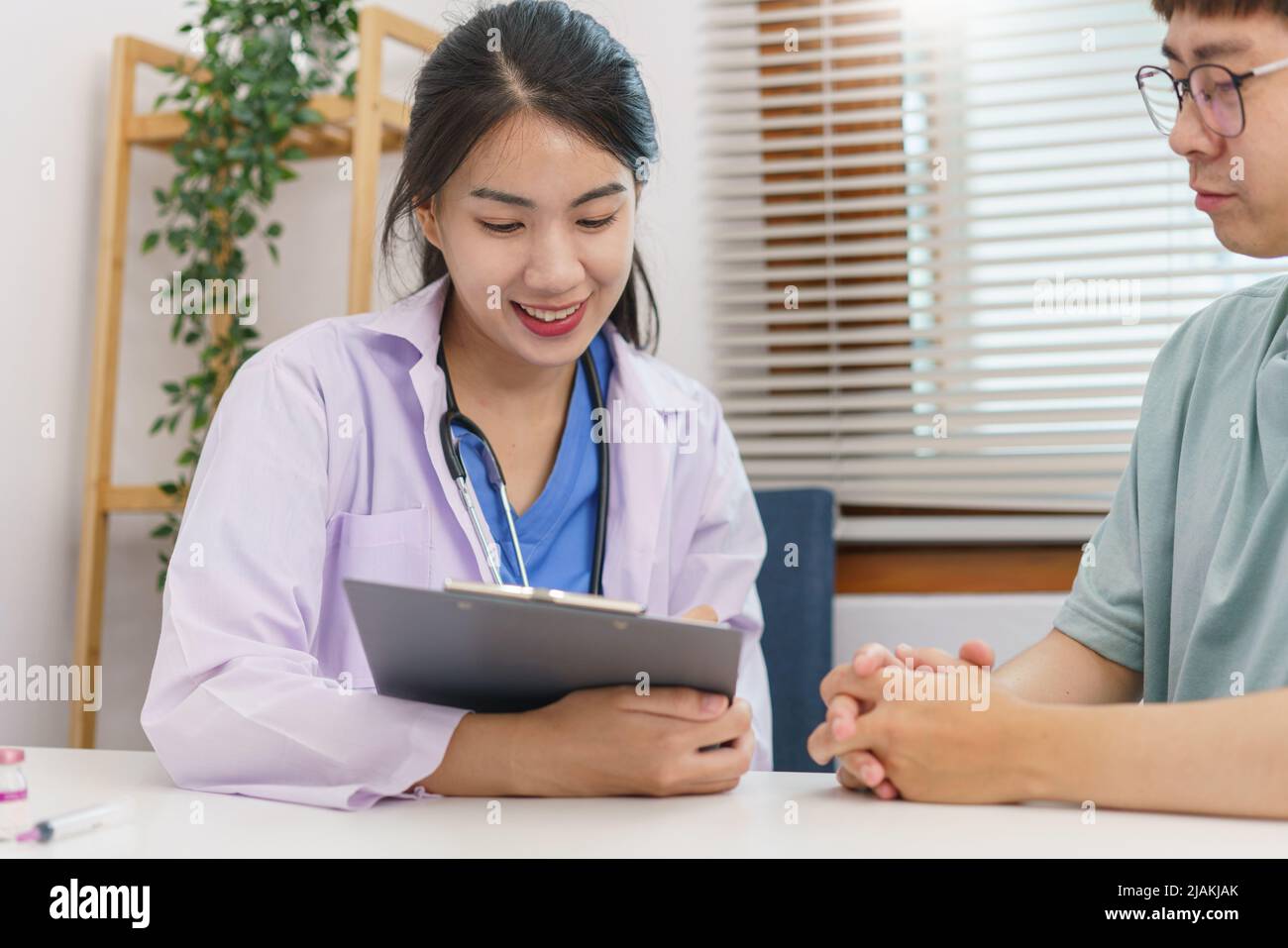 Healthcare concept, Female doctor give advice and writing prescription ...