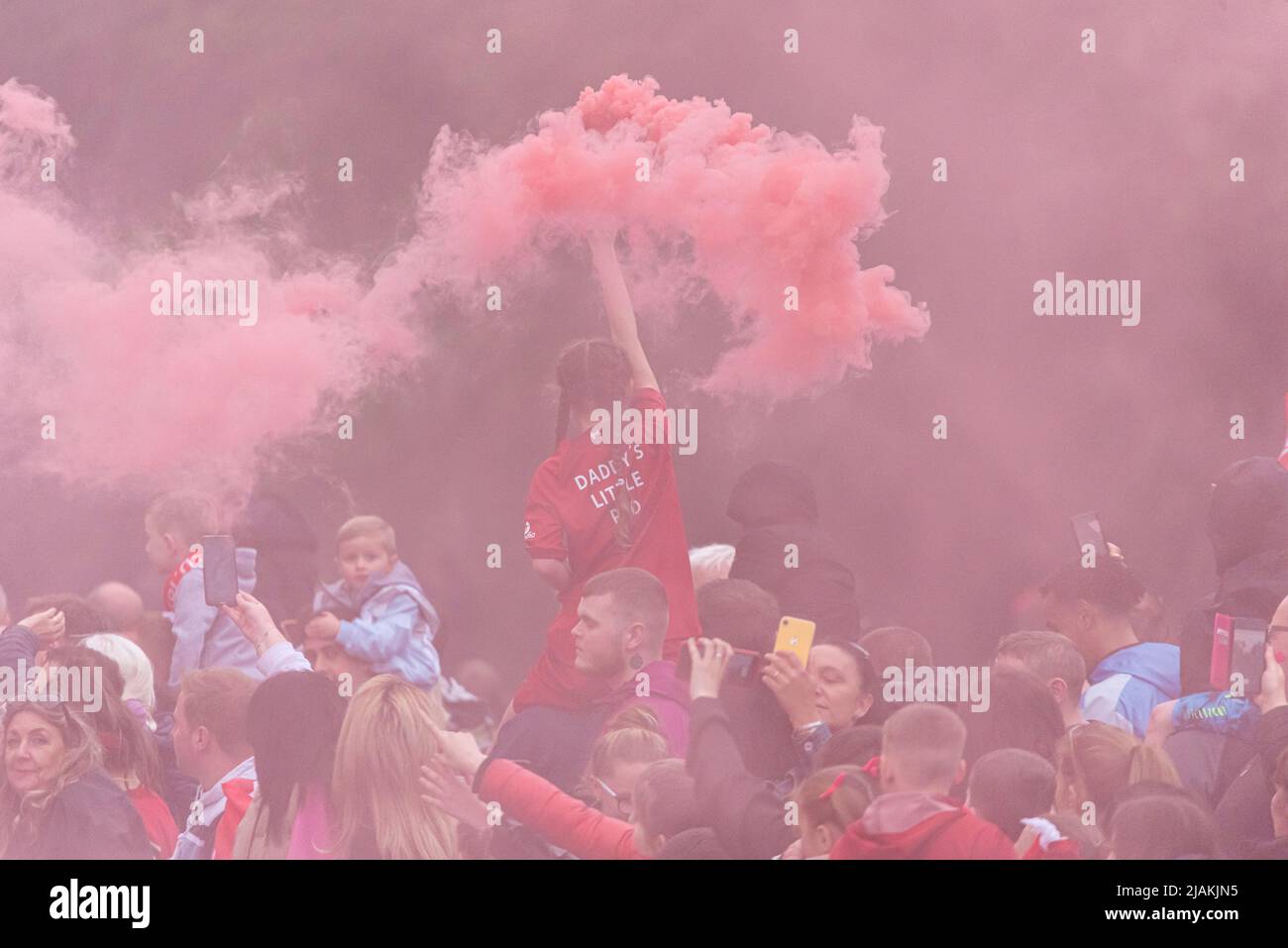 Smoke bomb hi-res stock photography and images - Alamy