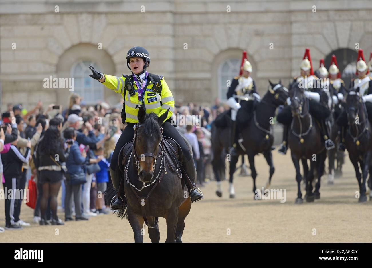 London, England, UK. Female mounted police officer directing the public ...