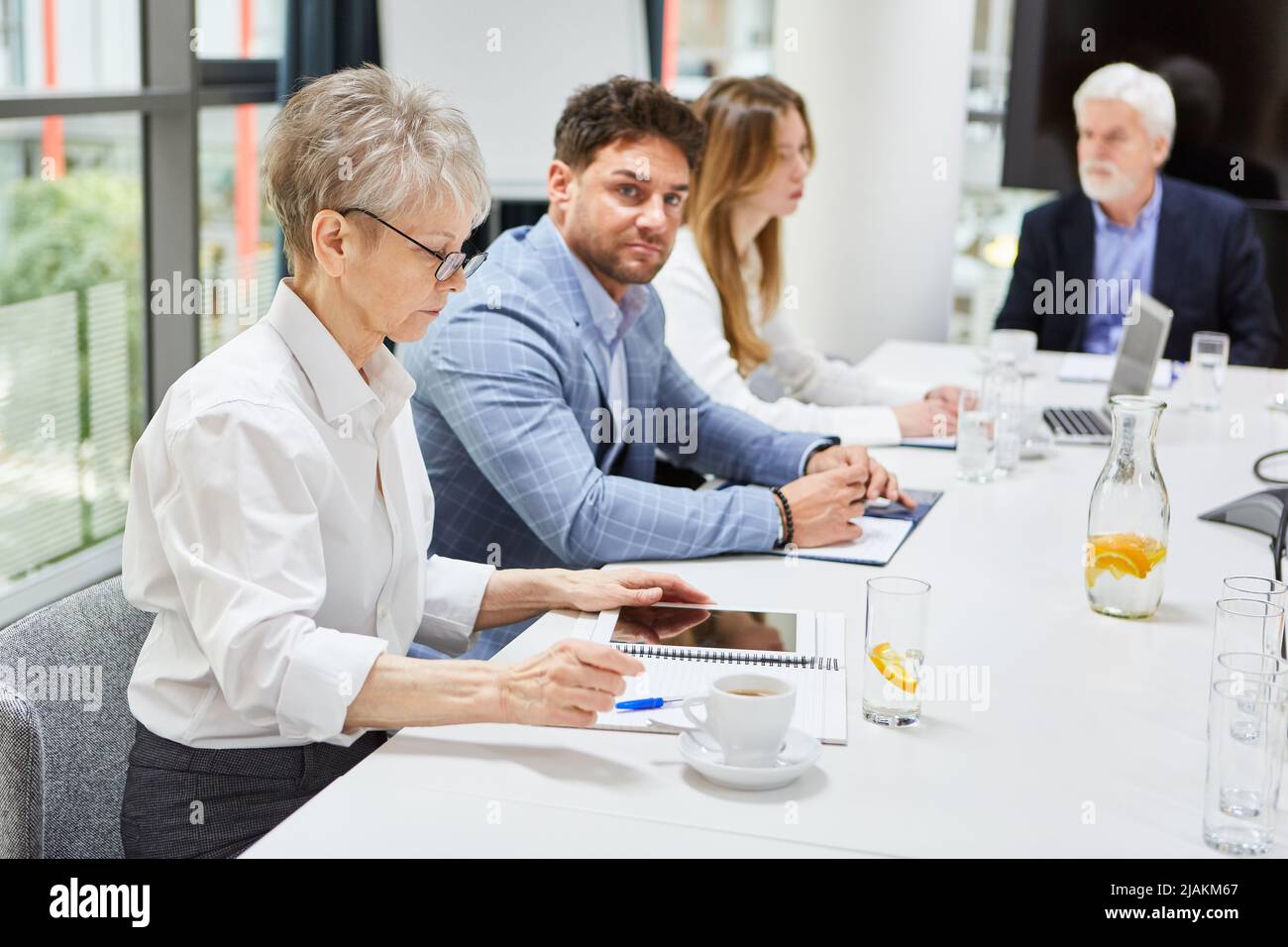 People conference table meeting hi-res stock photography and images - Alamy