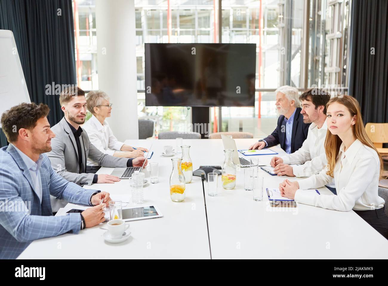 Negotiation table hi-res stock photography and images - Alamy