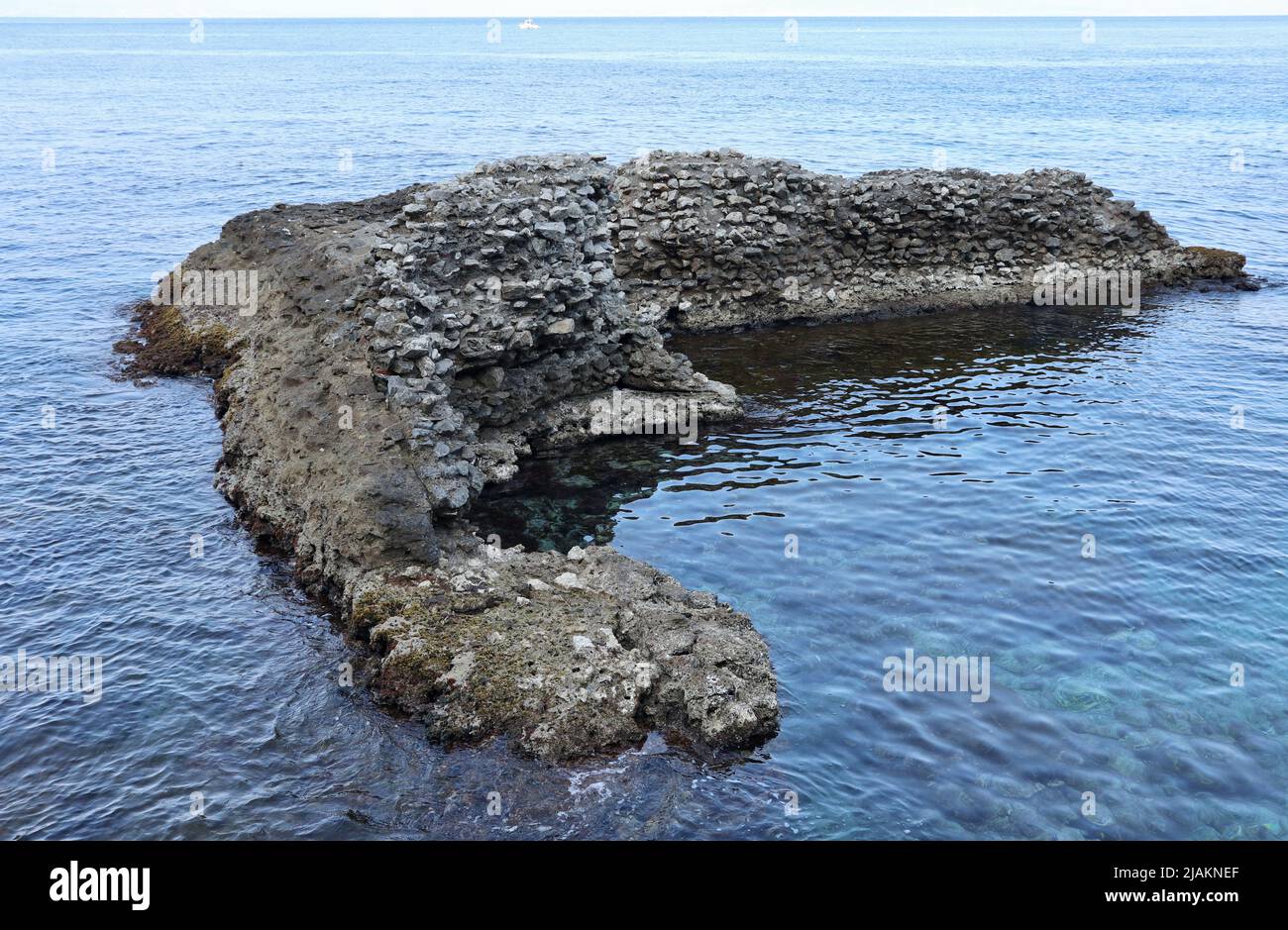 Capri - Scogli ai Bagni di Tiberio Stock Photo - Alamy