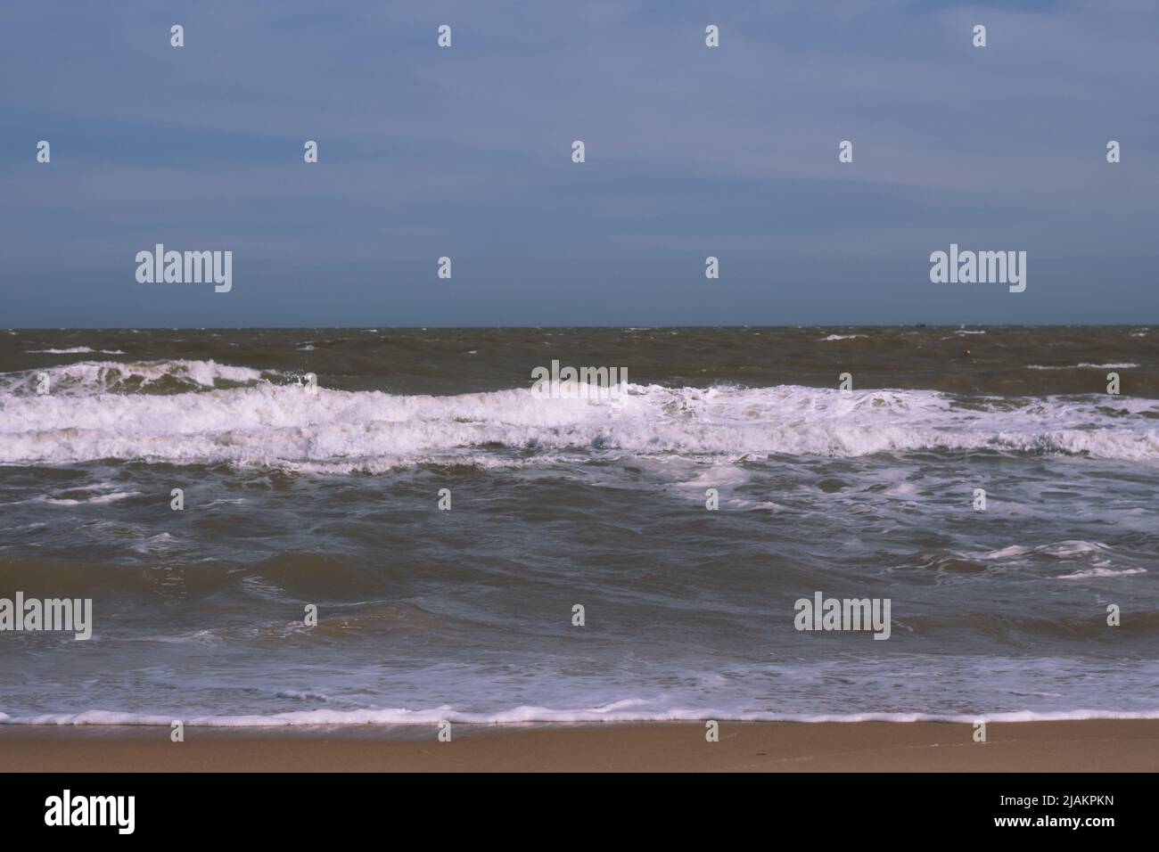 Ocean storm waves dramatically crashing splashing. Sky horizon line ...