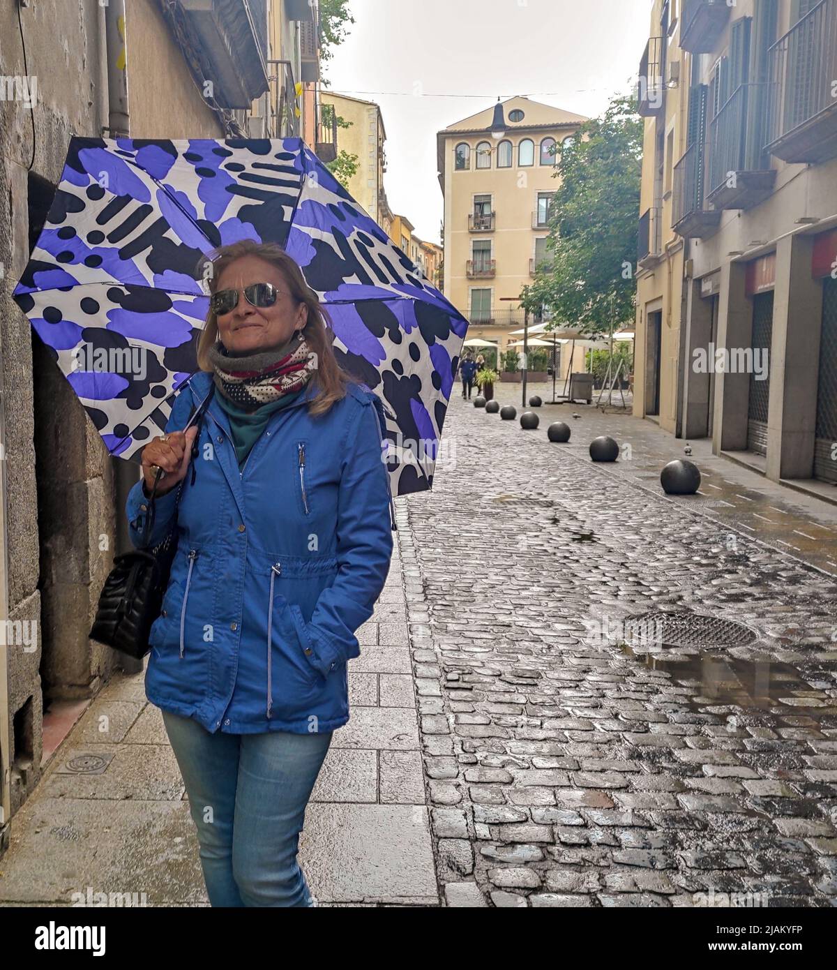 Umbrella lady hi-res stock photography and images - Alamy