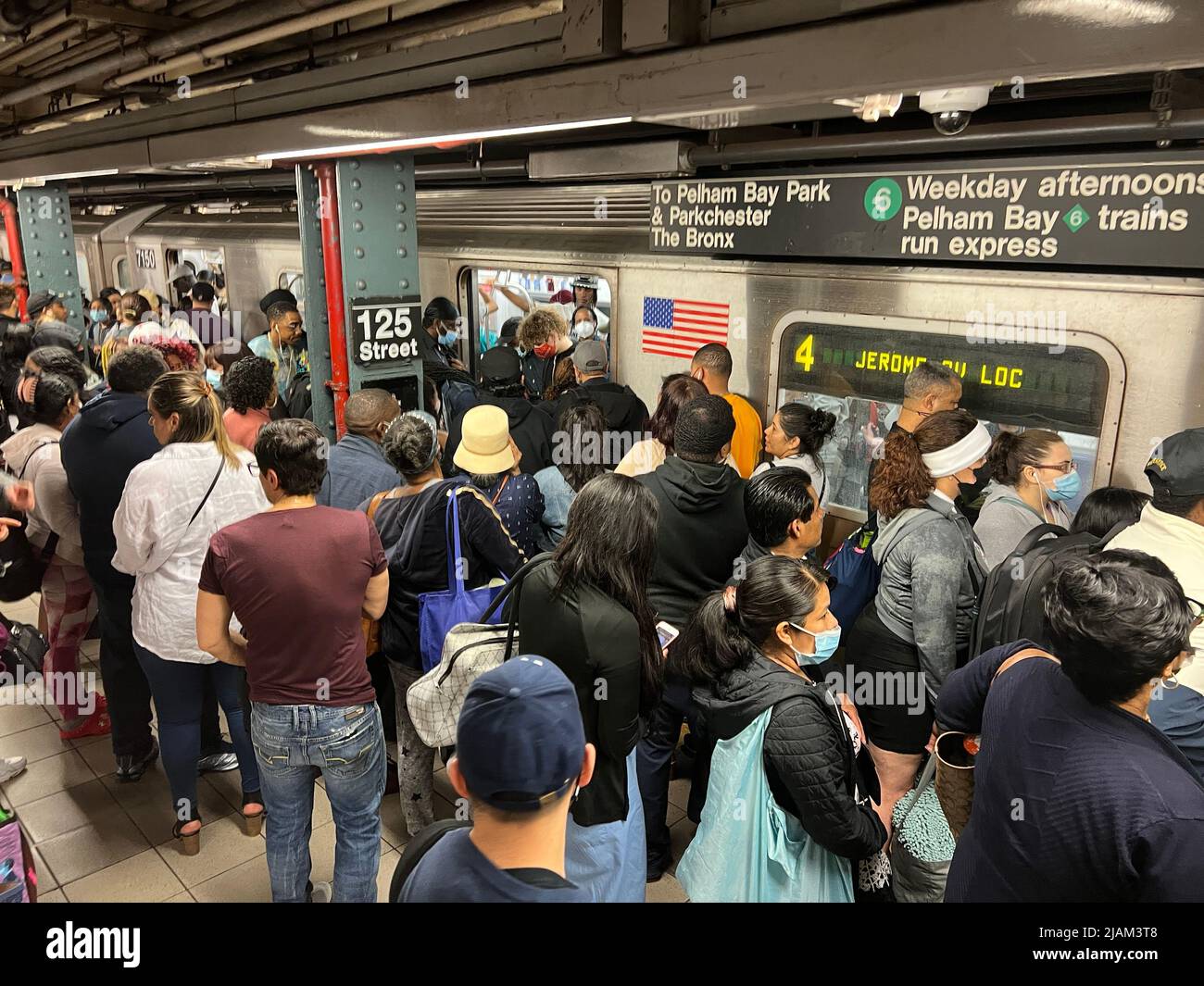 Packed subway platform at 125th Street in Harlem during a train delay ...