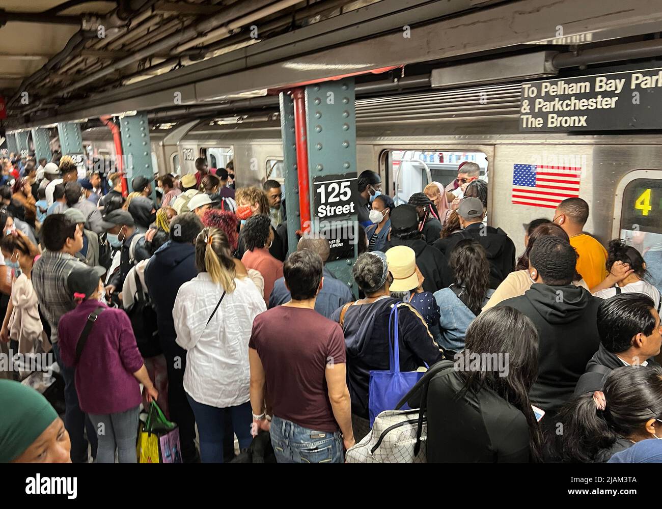 Packed subway platform at 125th Street in Harlem during a train delay ...