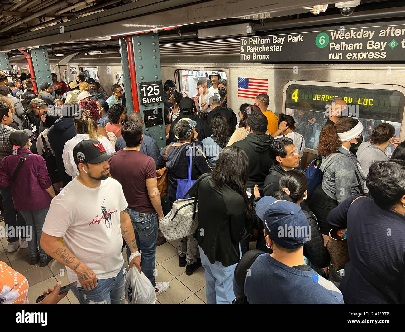 Packed subway platform at 125th Street in Harlem during a train delay ...