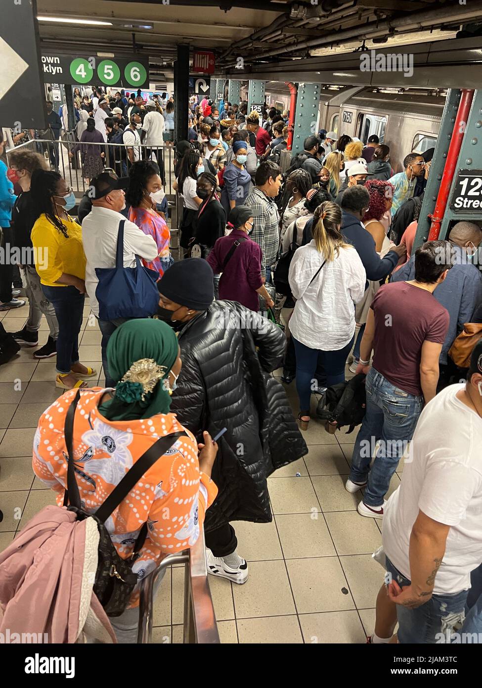 Packed subway platform at 125th Street in Harlem during a train delay ...