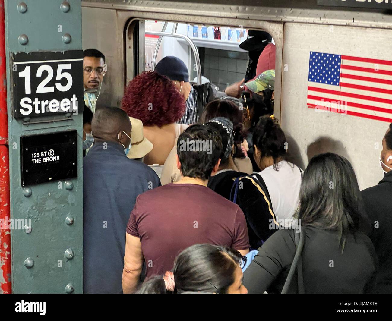 Packed subway platform at 125th Street in Harlem during a train delay ...