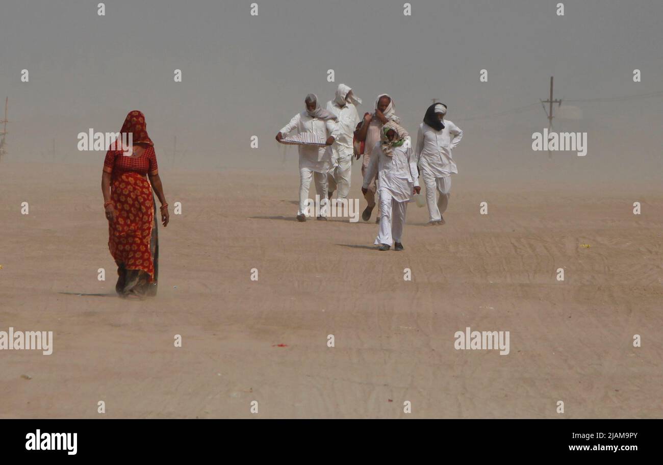 Prayagraj, India. 31/05/2022, Indian braves heat wave at the bank of ...