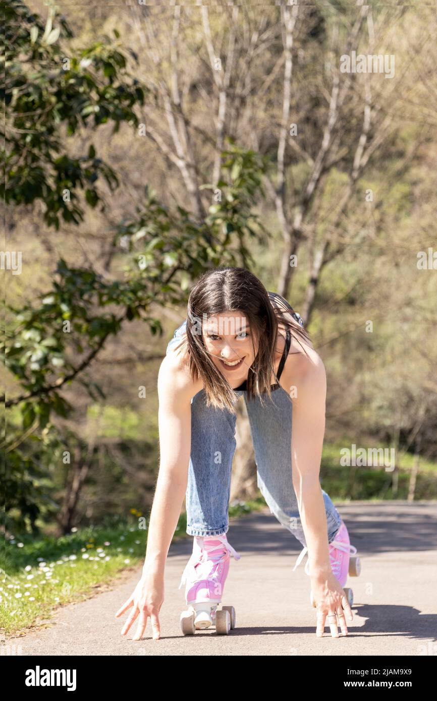 young woman crouching ready to skate Stock Photo - Alamy