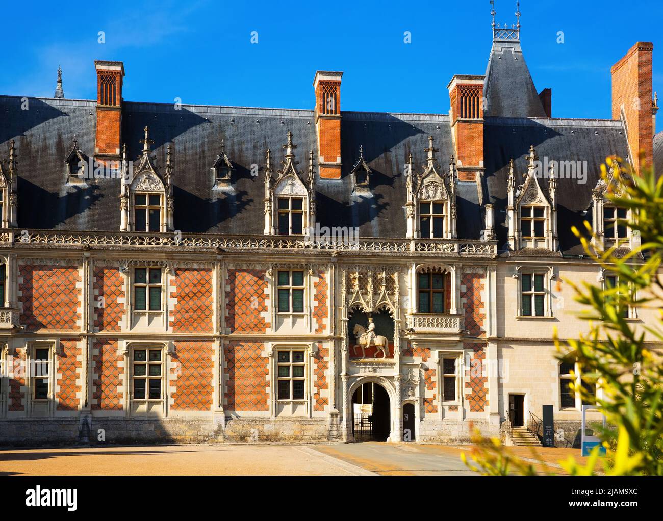 Entrance of castle Chateau de Blois Stock Photo - Alamy
