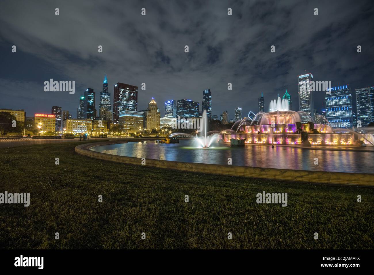 Chicago by night Stock Photo - Alamy
