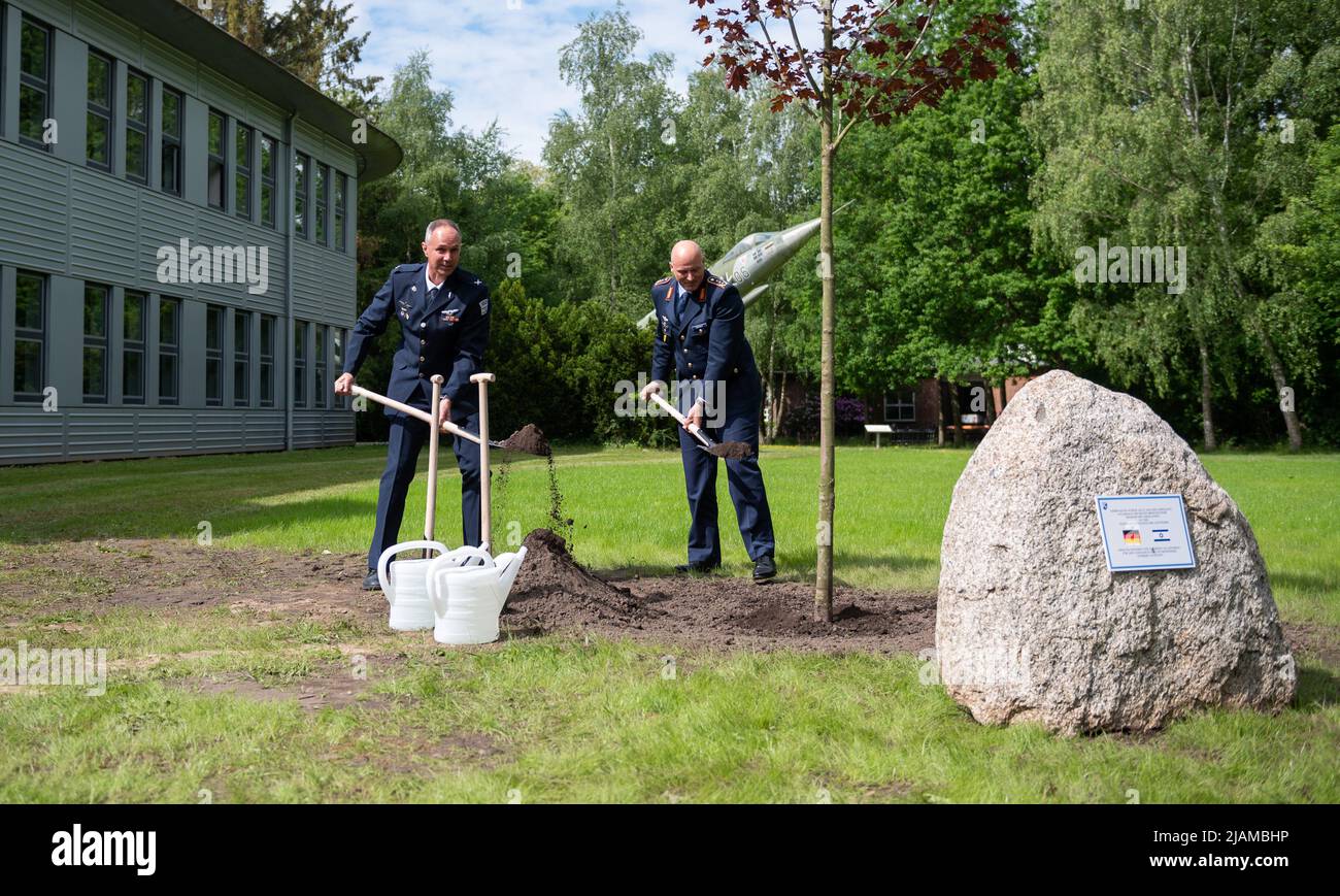 Appen, Germany. 31st May, 2022. Lieutenant General Ingo Gerhartz (r ...