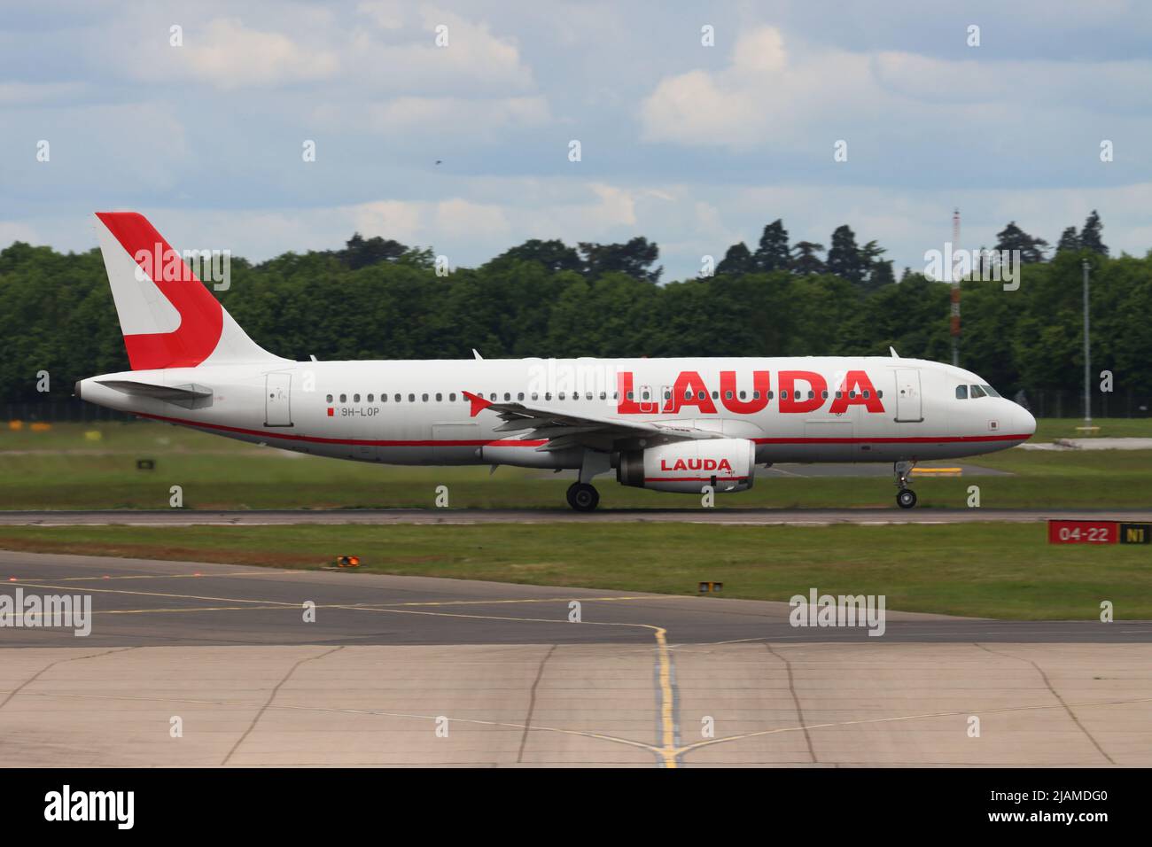9H-LOP Airbus A320, Lauda Air, Stansted Airport, Stansted, Essex, UK ...