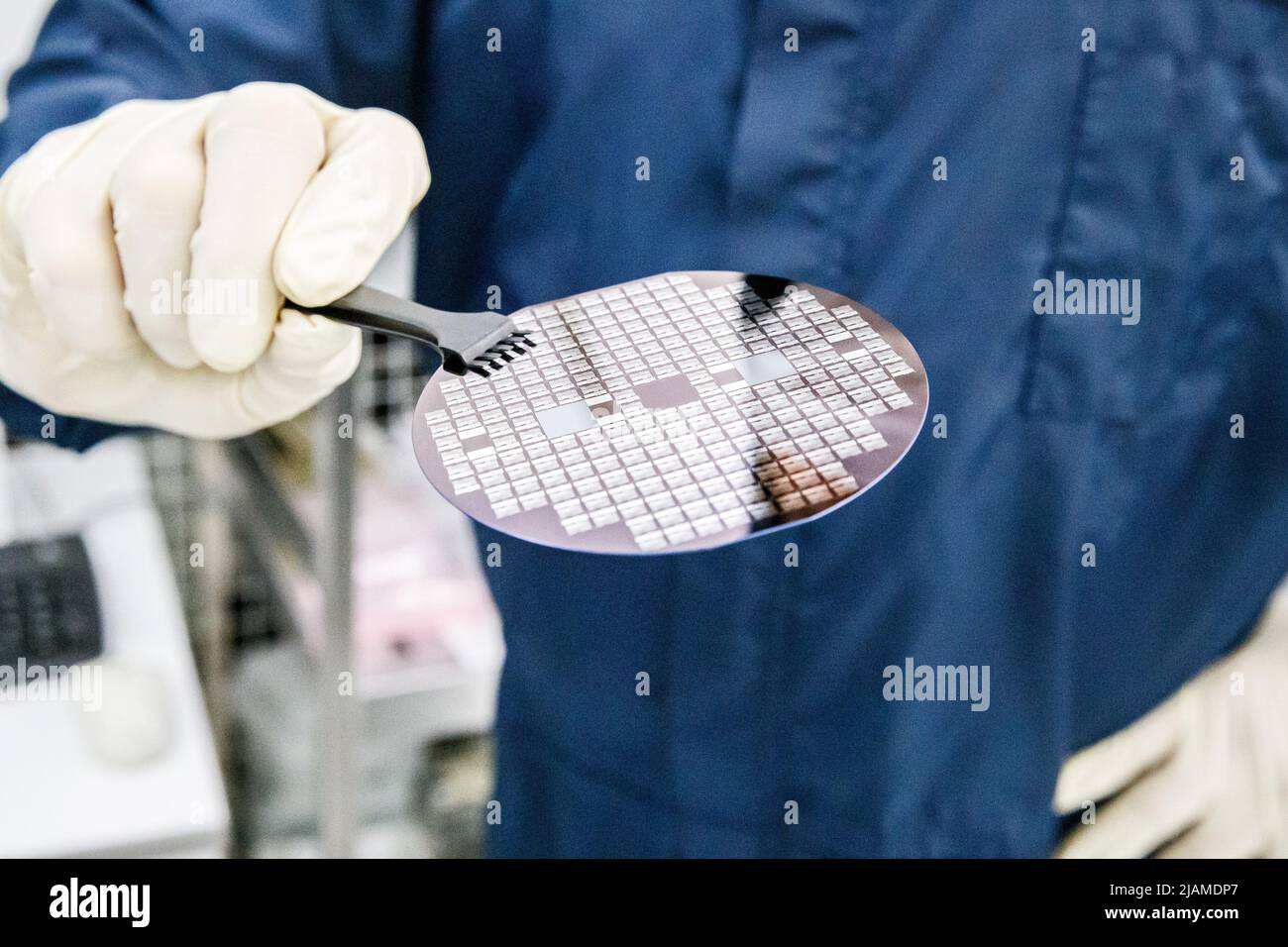 Silicon wafer in clean room hi-res stock photography and images - Alamy