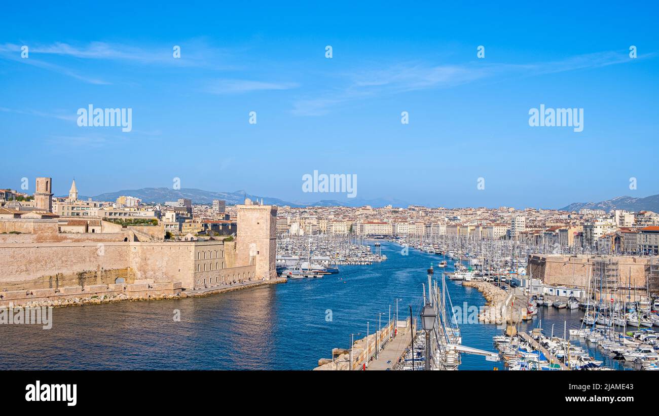 LE VIEUX PORT AU COUCHER DE SOLEIL MARSEILLE PACA Stock Photo - Alamy