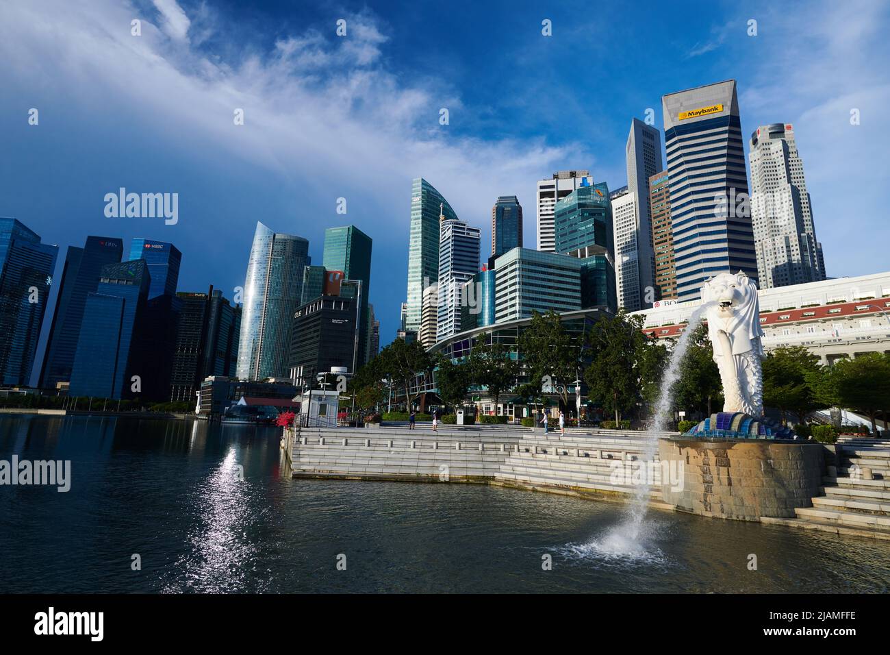 The iconic Merlion at Merlion Park in front of Fullerton Hotel in ...