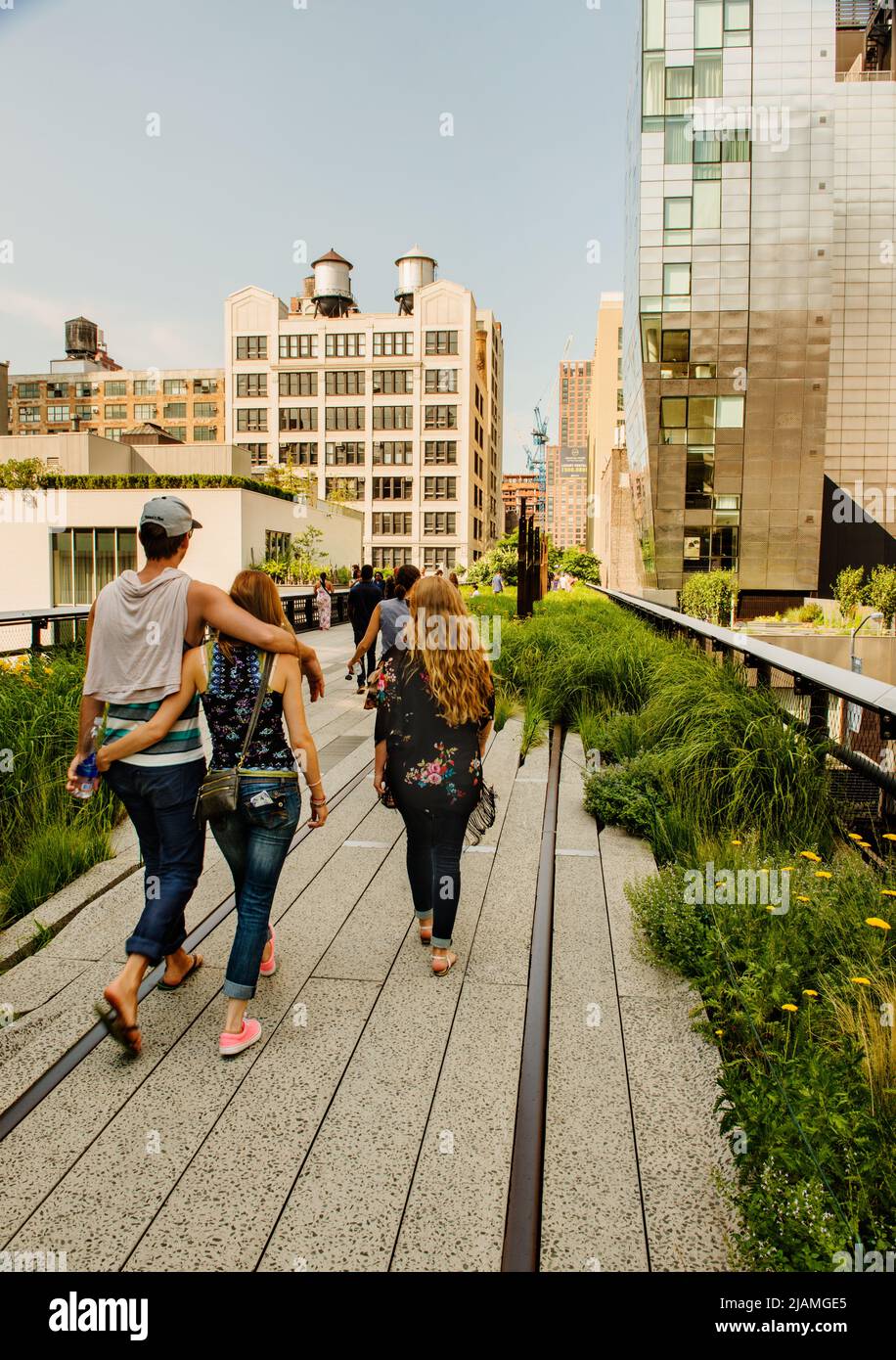 Walking high line nyc hi-res stock photography and images - Alamy