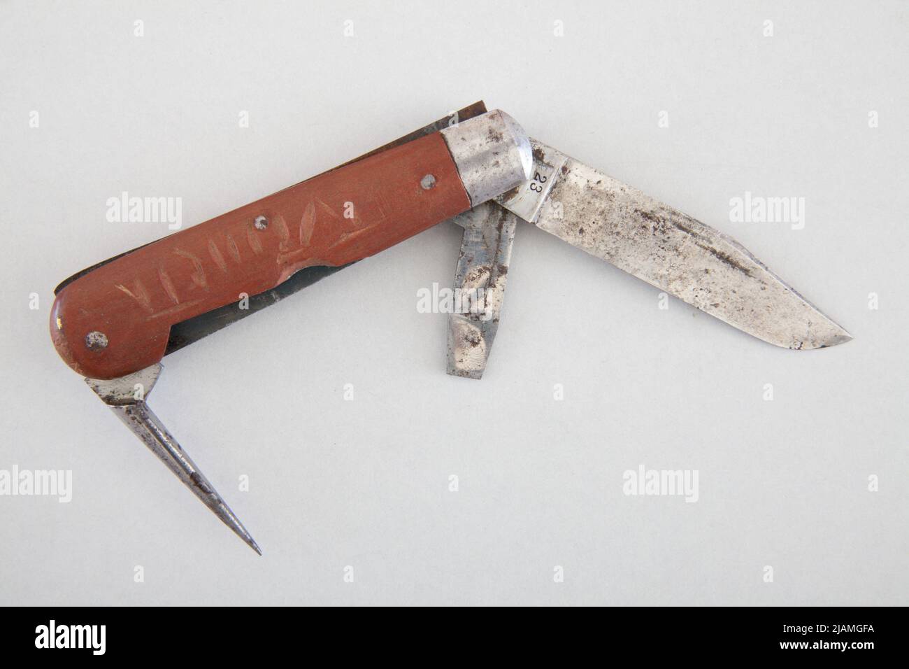 Swiss military folding knife pattern 1909 Victorinox Stock Photo - Alamy