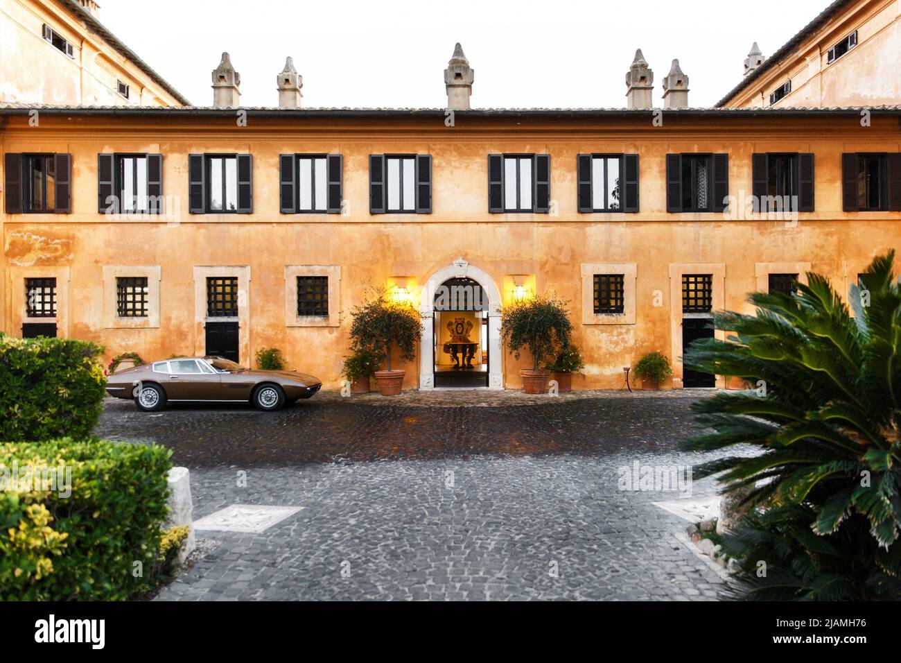 Luxury villa car hi-res stock photography and images - Alamy