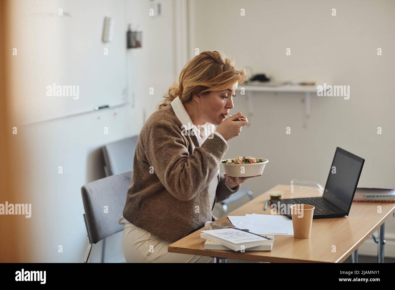 Female eating desk hi-res stock photography and images - Alamy
