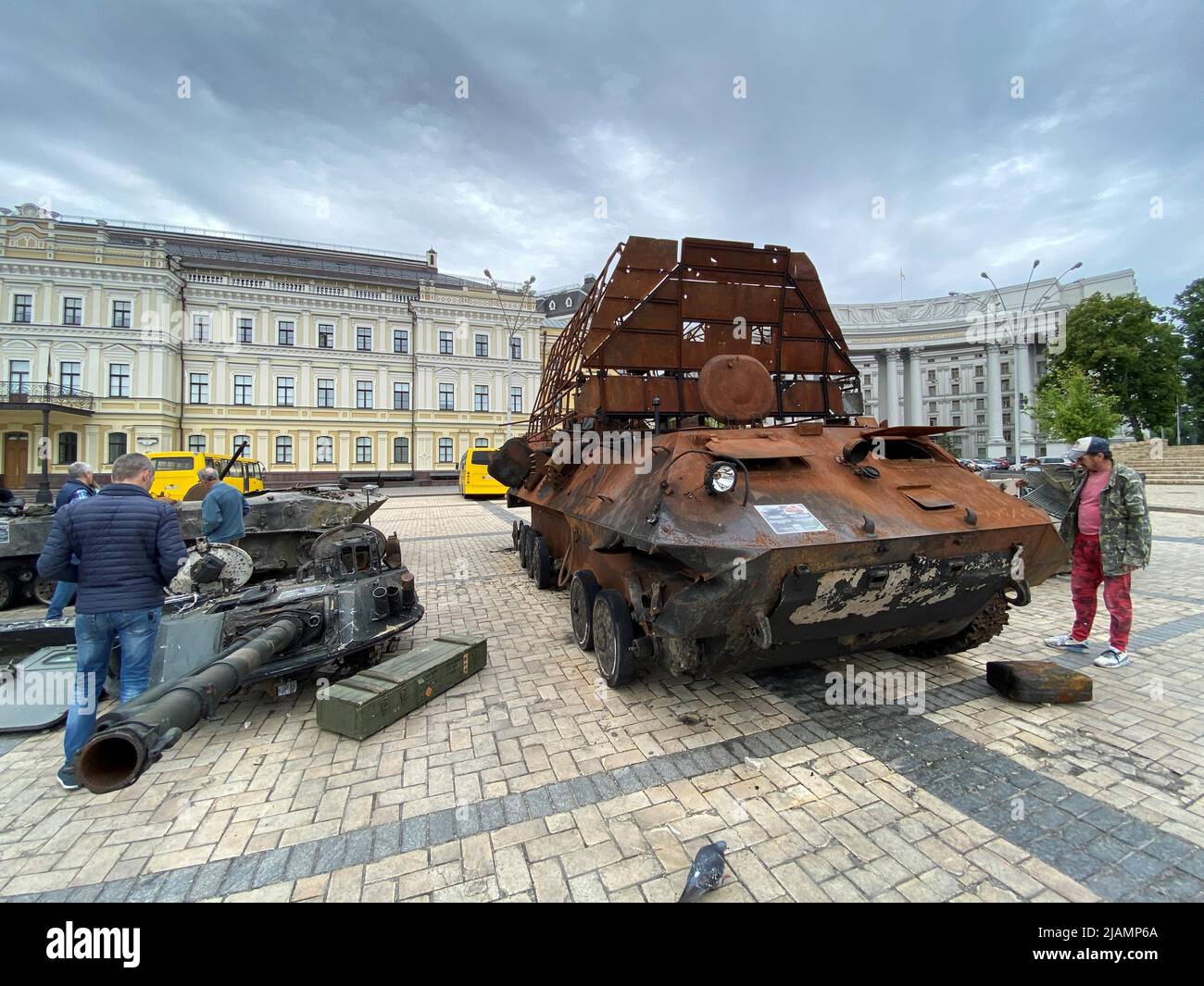 Kiew, Ukraine. 31st May, 2022. Passers-by look at Russian weapons ...
