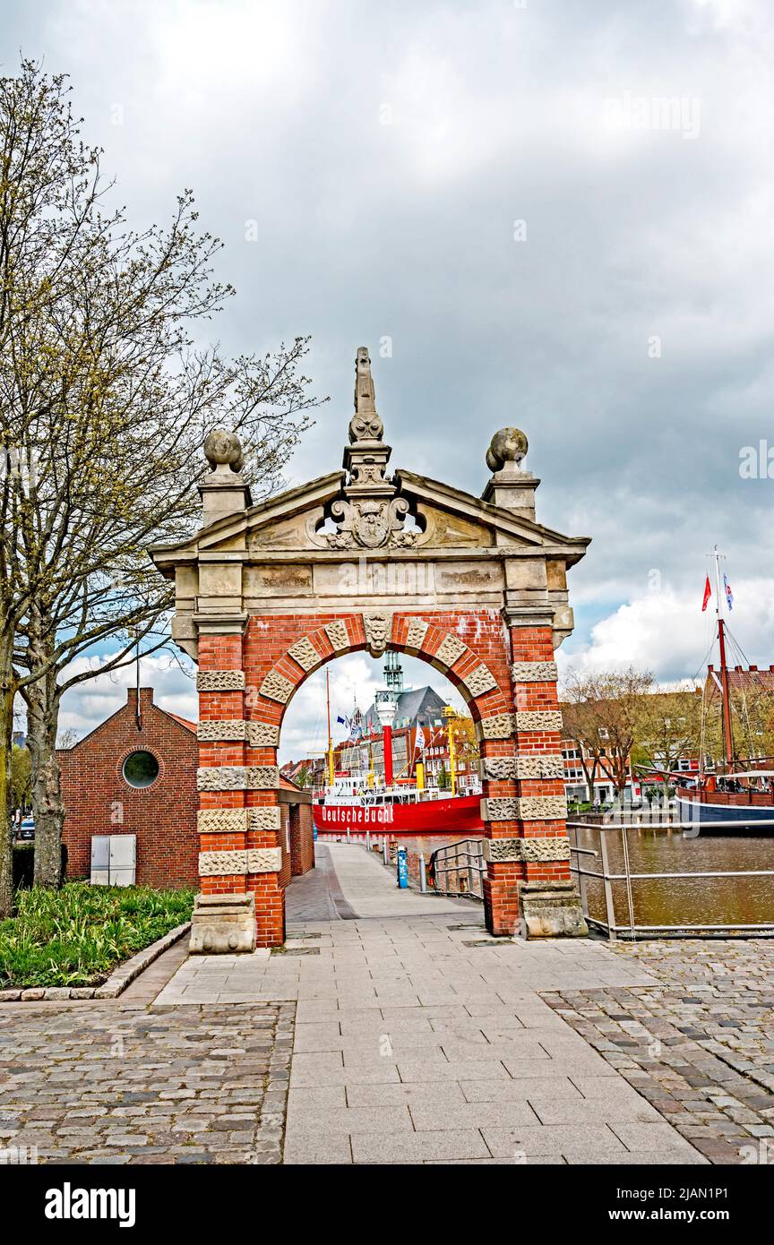 Emden (Ostfriesland, Germany): Hafen und Hafentor Stock Photo - Alamy