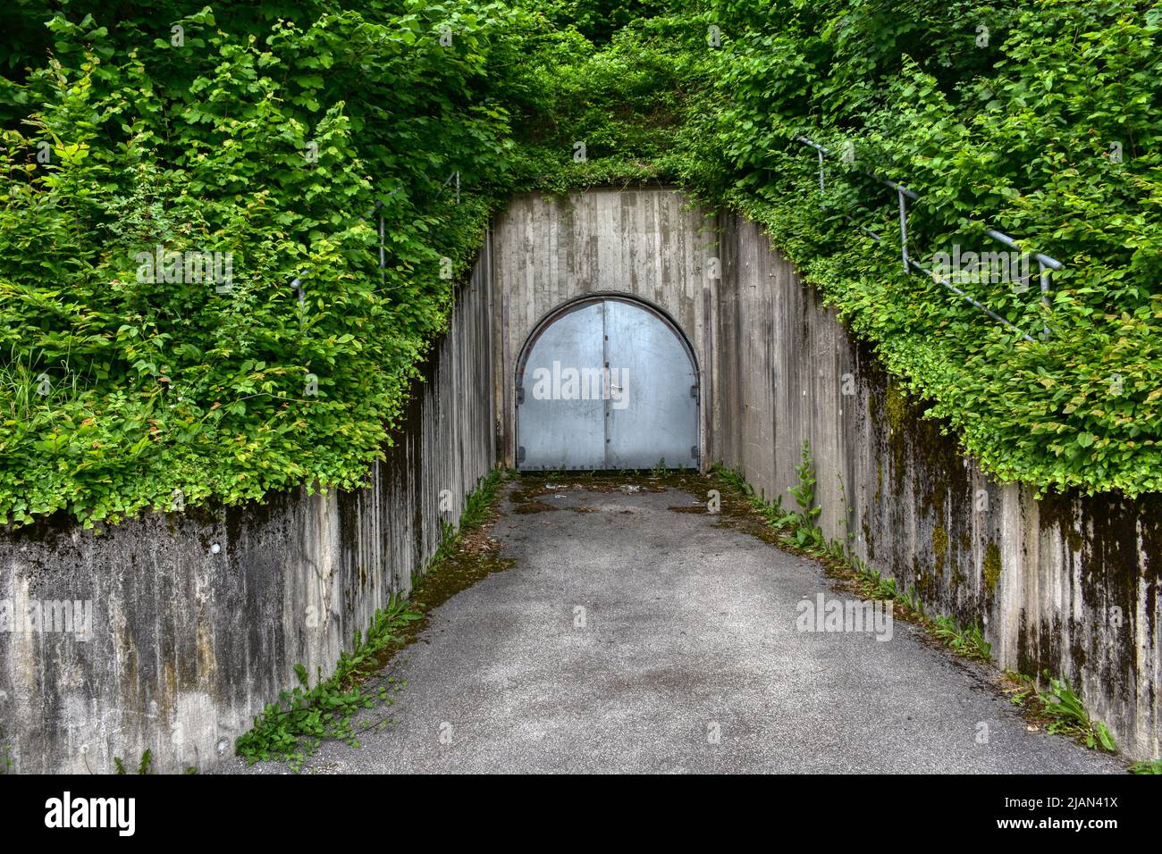 Bunker, Luftschutzbunker, Luftschutzstollen, Eingang, Tor, versperrt ...