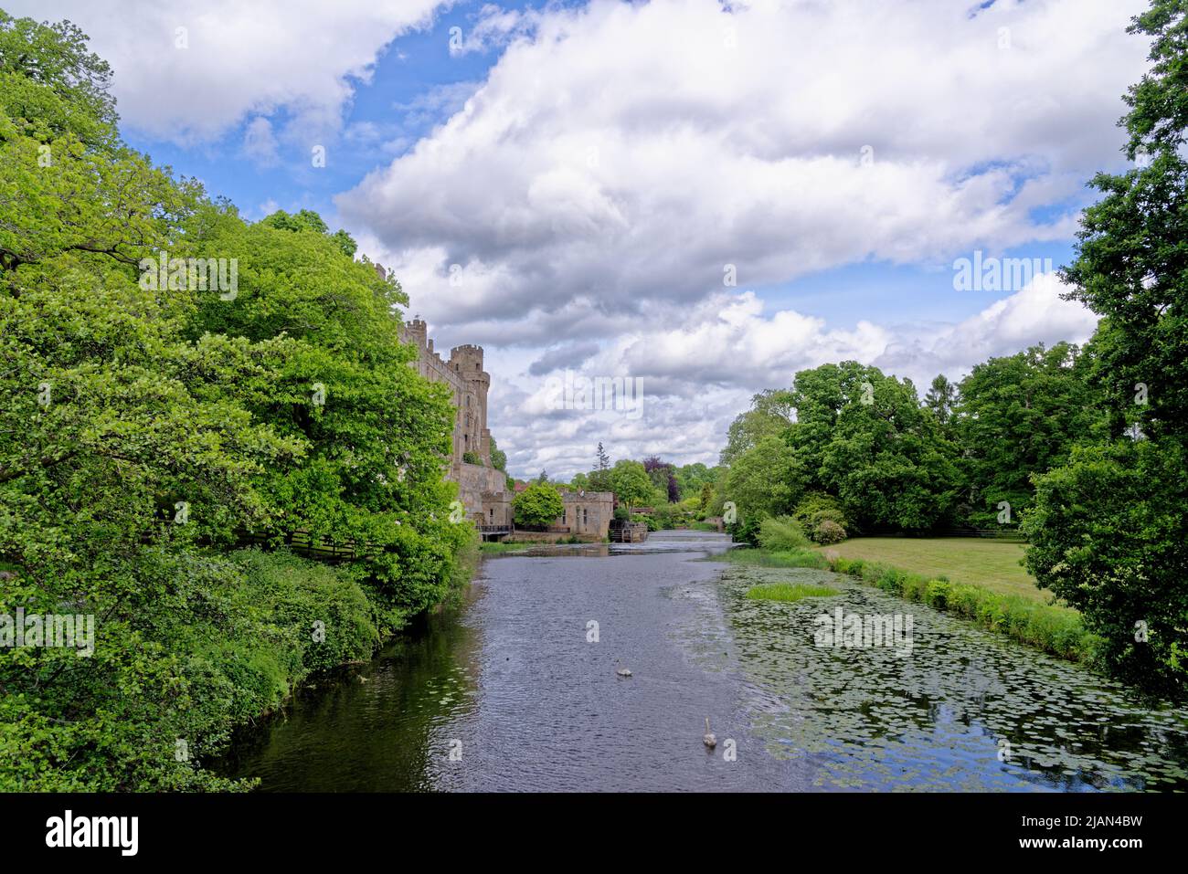 Warwick Castle and Avon river - medieval castle in Warwick ...